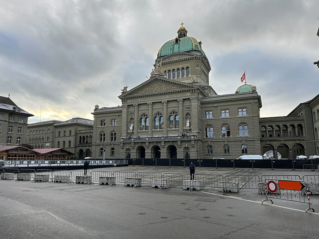 Polizei riegelt Bundeshaus ab und markiert Präsenz in Bern - SWI ...