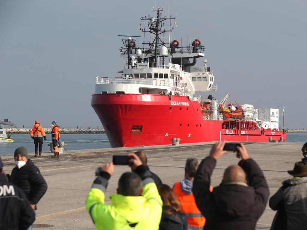 Le navire-ambulance Ocean Viking sauve 244 migrants en Méditerranée ...