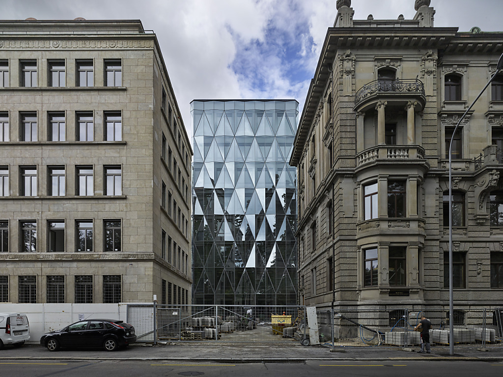 Zurich-Chef Greco will mindestens bis Ende 2025 im Amt bleiben - SWI ...