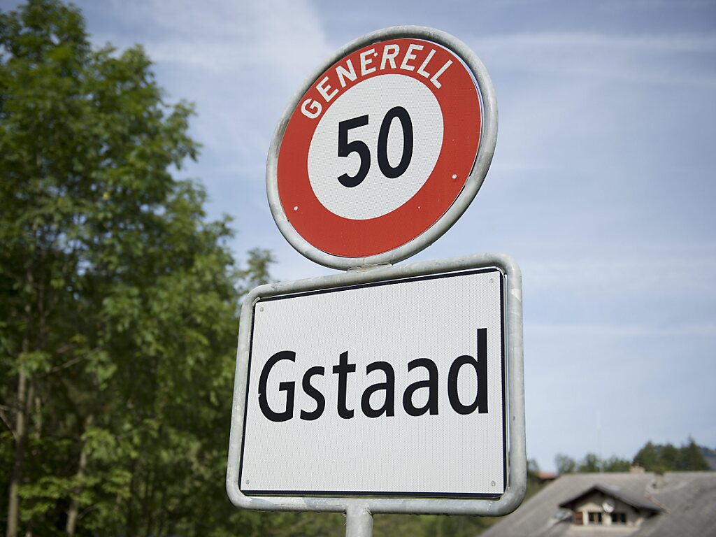 Tourist rast in der 50er Zone in Gstaad - SWI swissinfo.ch