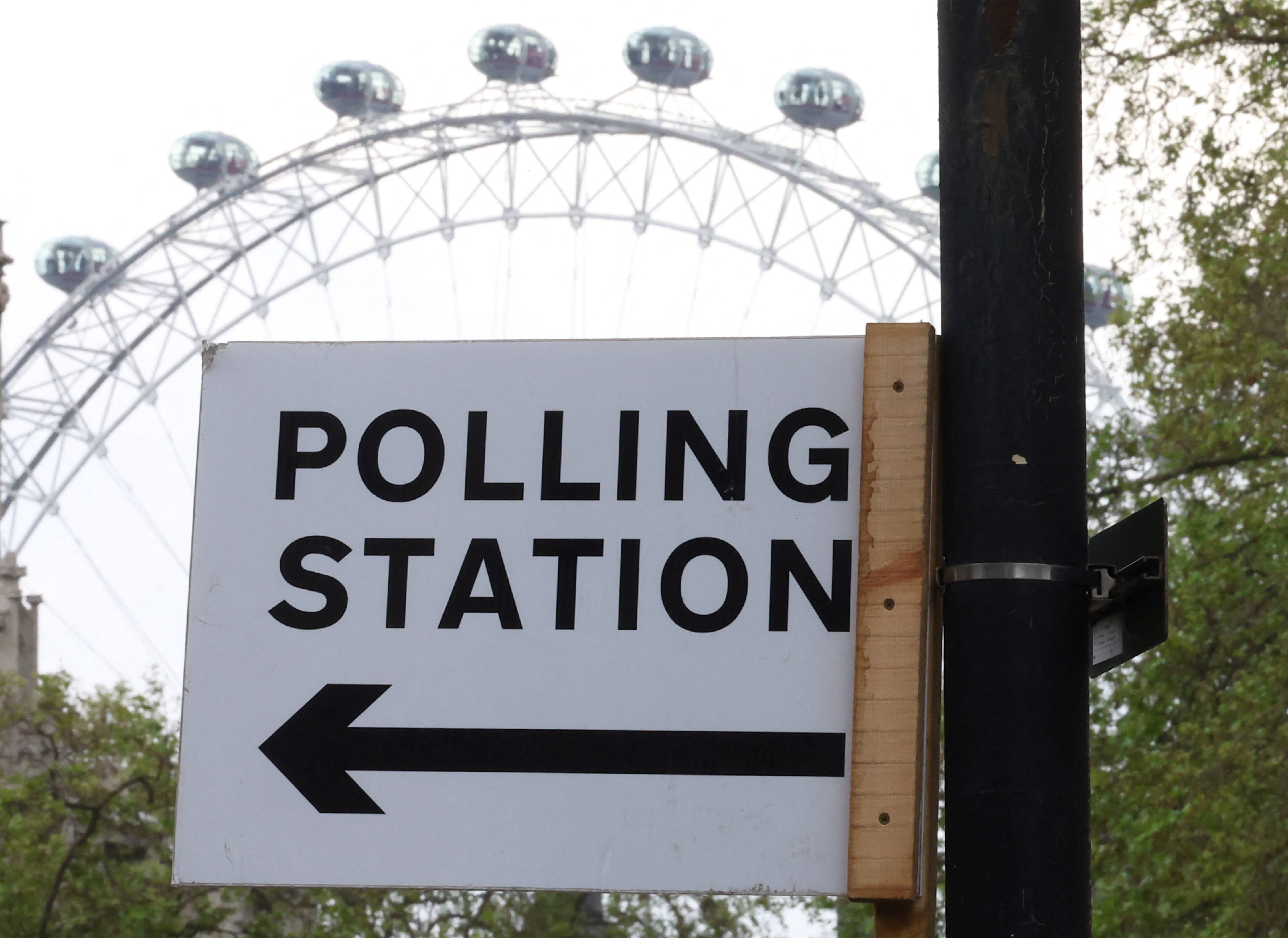 UK election officials turn car into emergency polling station - SWI ...