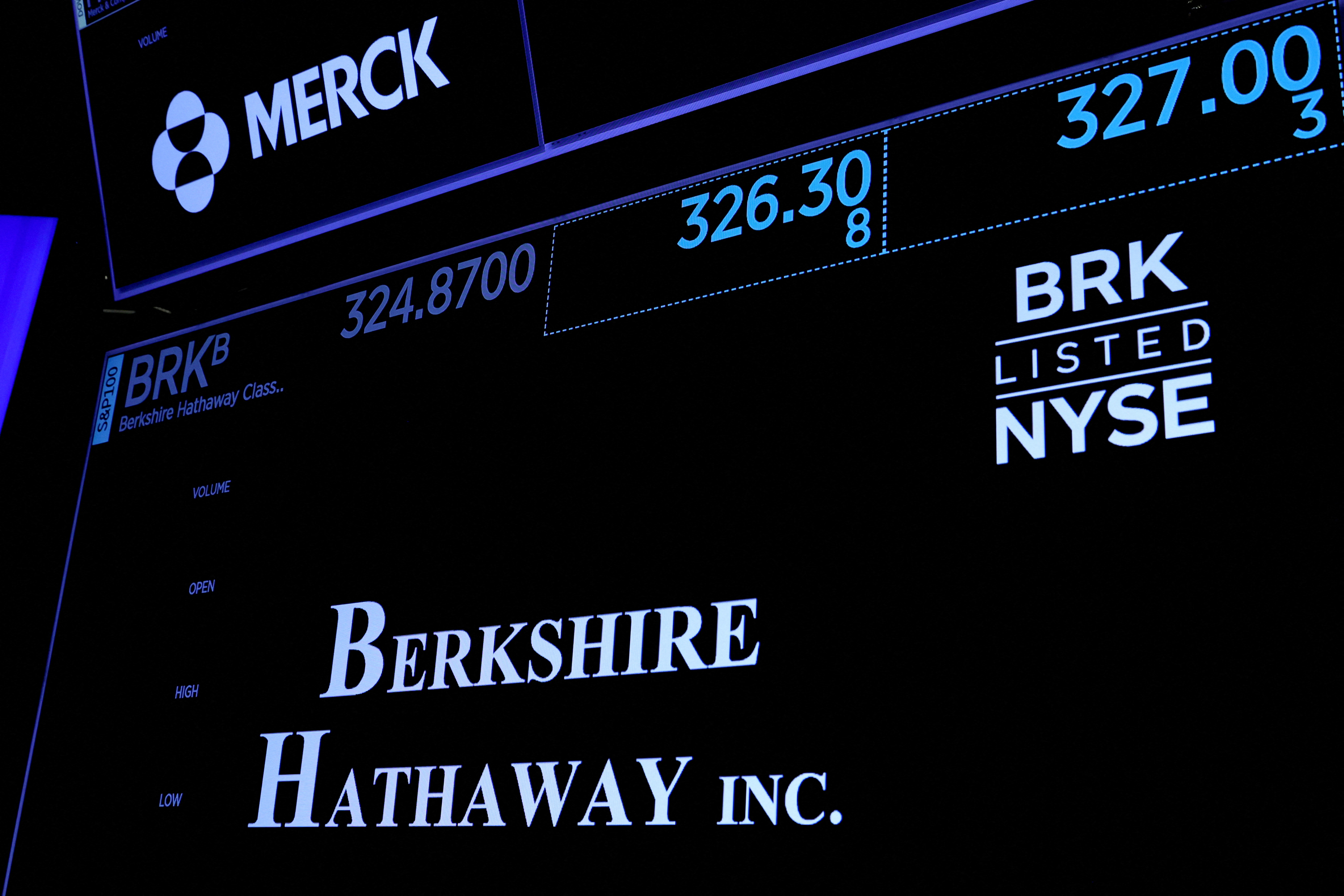 Berkshire pares huge Apple stake as cash, operating profit set records ...