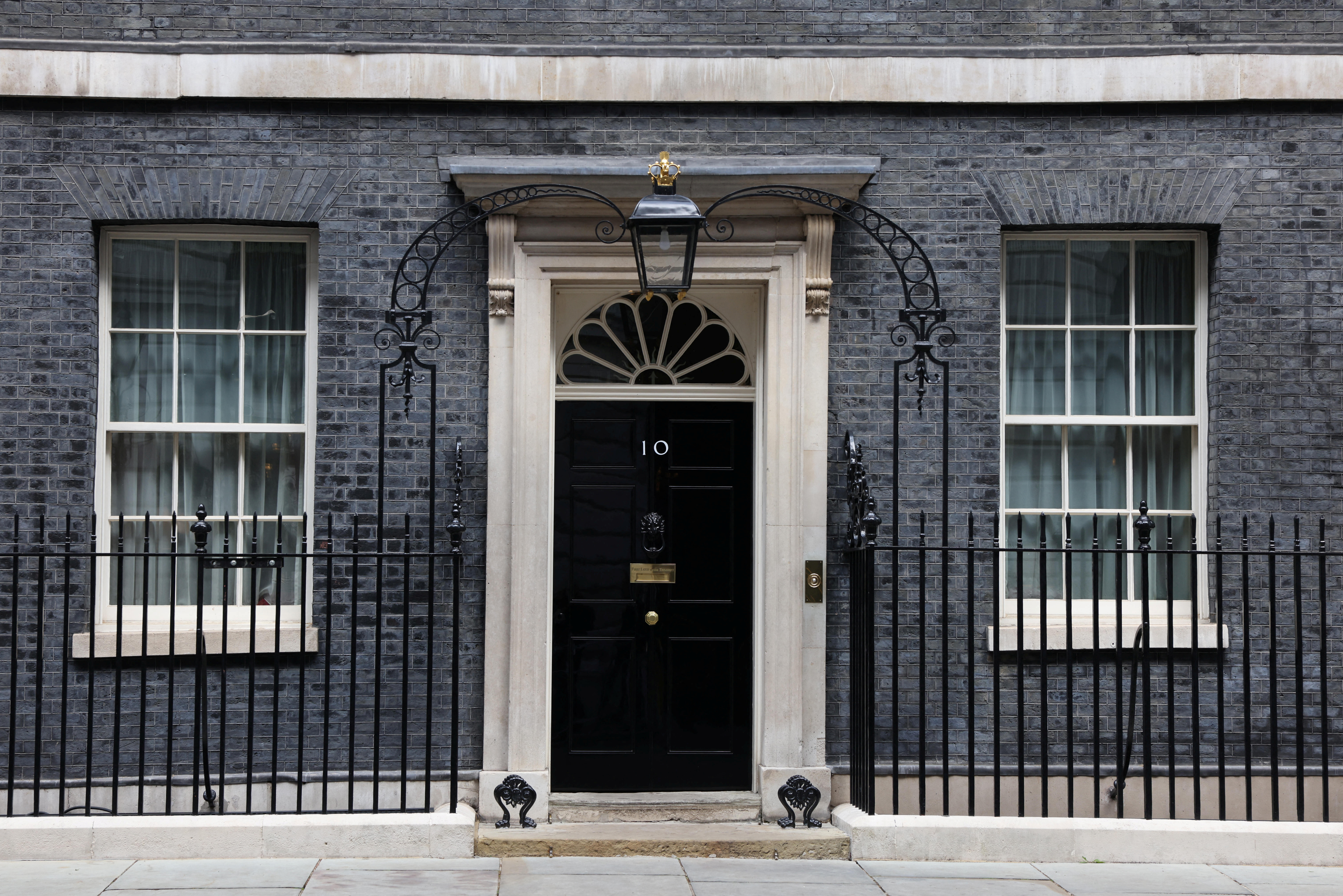 Four people arrested after protest at UK PM Sunak's home - SWI swissinfo.ch