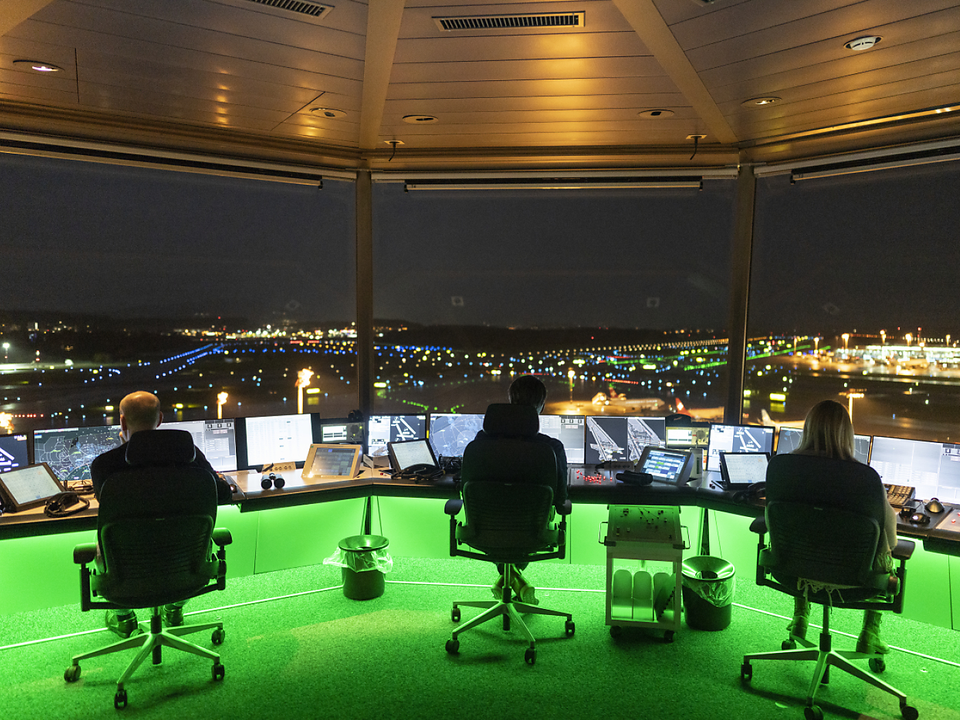 Skyguide hebt Verkehrsreduktion nach globalen IT-Ausfällen auf - SWI swissinfo.ch