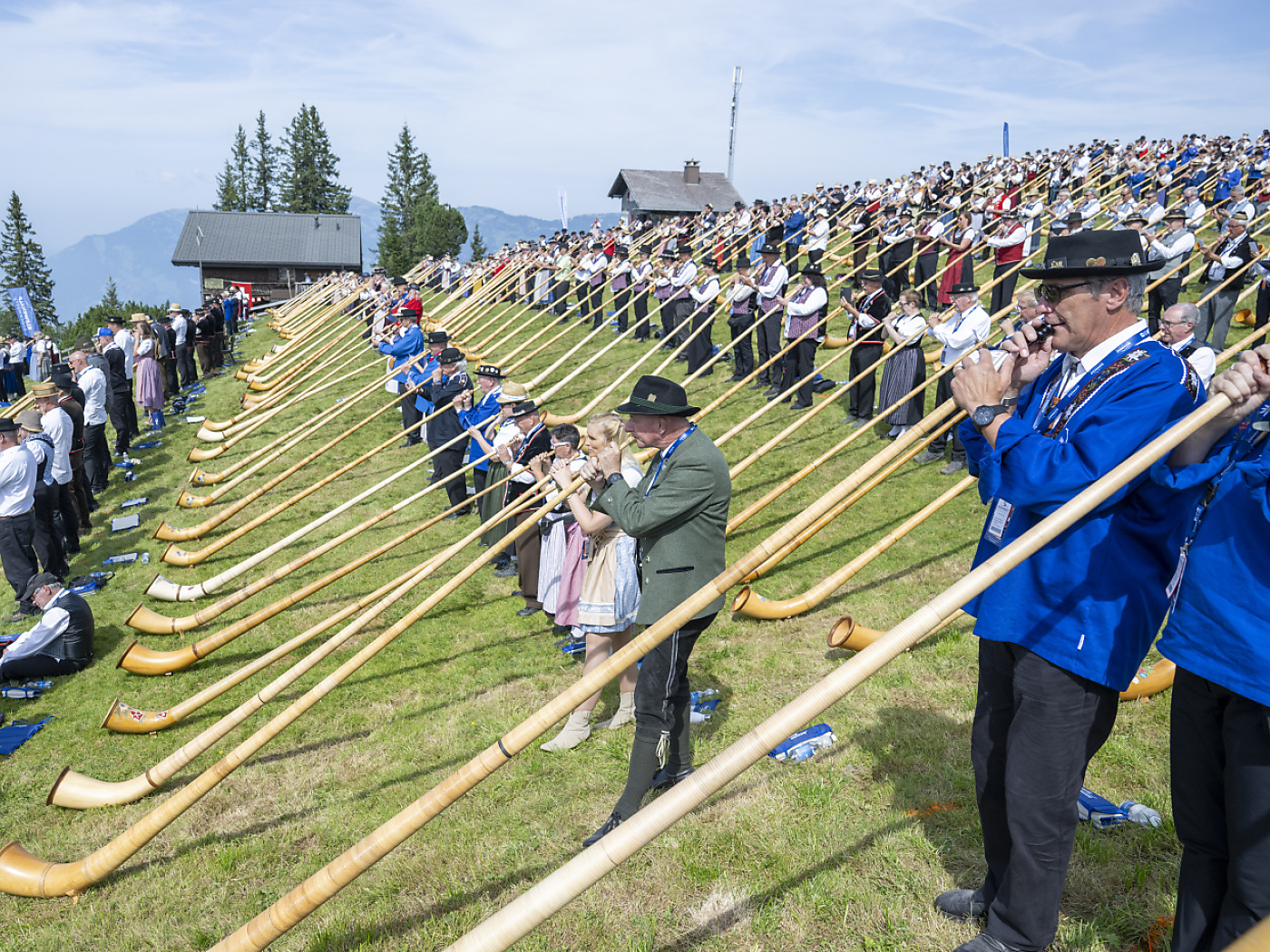 Record pour un millier d'adeptes du cor des Alpes à Nidwald - SWI ...