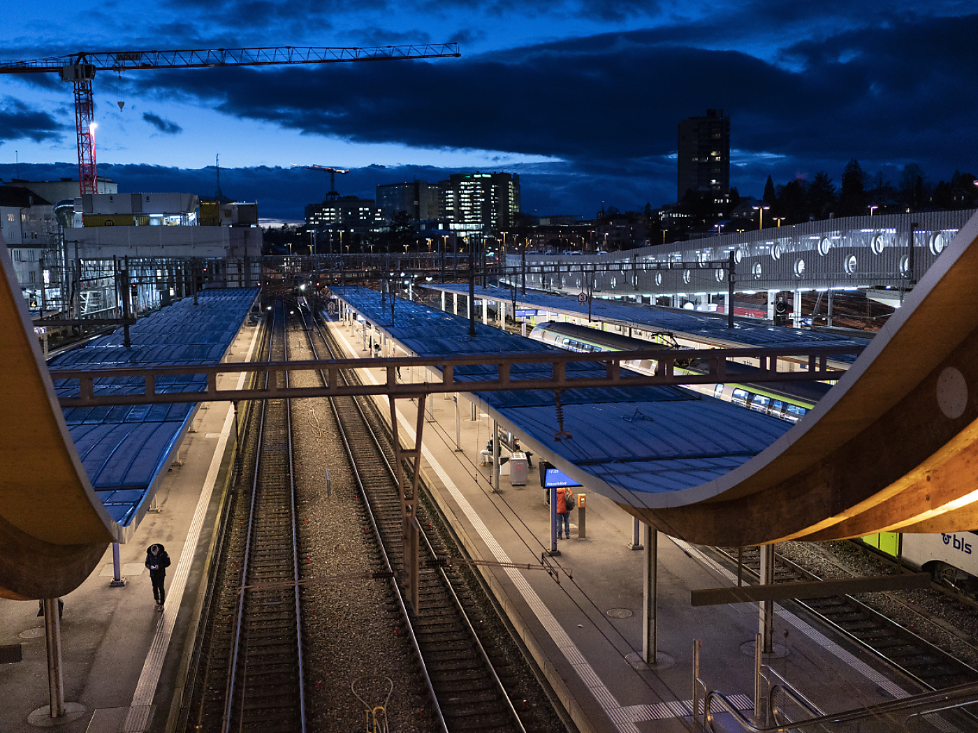 Fahrleitungsstörung führt erneut zu Unterbruch am Bahnhof Bern - SWI ...