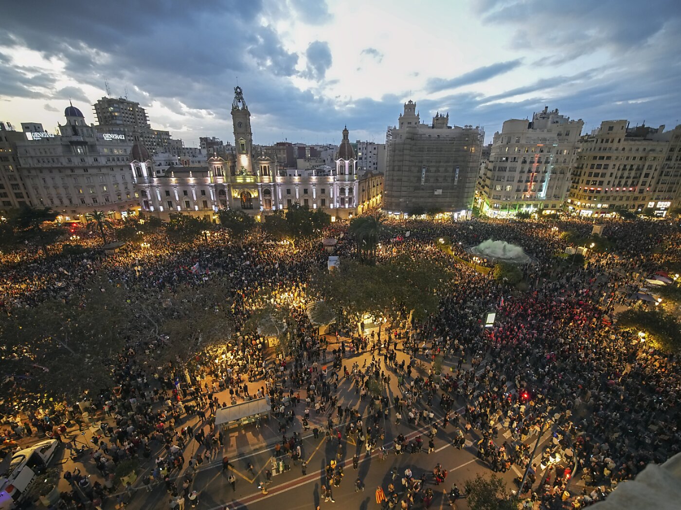 130.000 protestieren in Valencia gegen Flut-Missmanagement - SWI ...