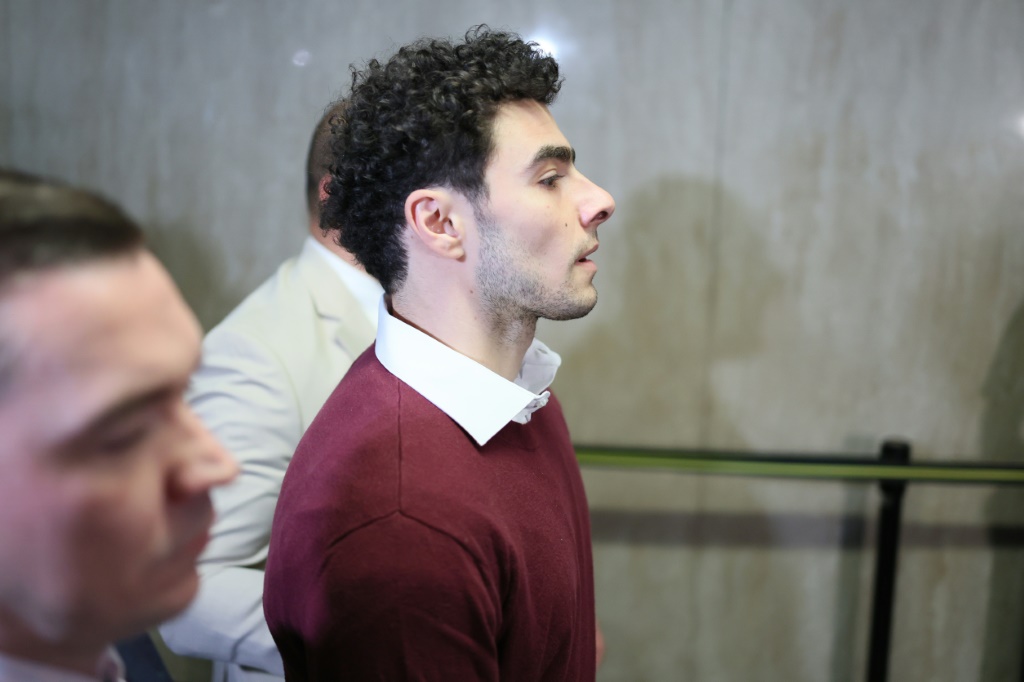 Suspeito de matar CEO em NY se declara inocente de assassinato como ato ...