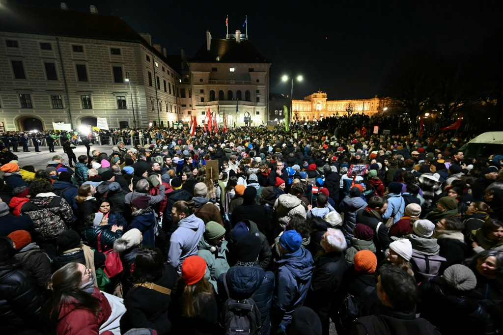 Decenas de miles se manifiestan en Austria contra la ultraderecha - SWI ...