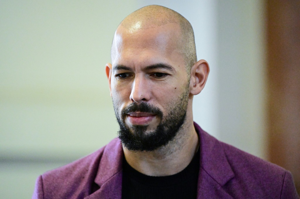 Influenciador Andrew Tate deixa Romênia rumo aos EUA - SWI swissinfo.ch
