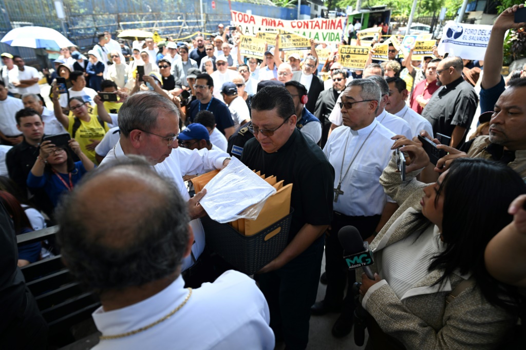 Iglesia presenta firmas para derogar ley que reactivó la minería en El ...