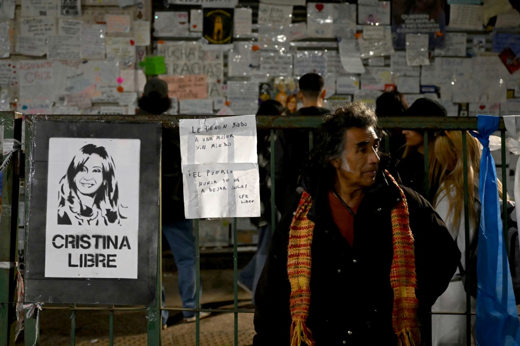 Cristina Kirchner denuncia ação da polícia e pede que apoiadores mudem ...