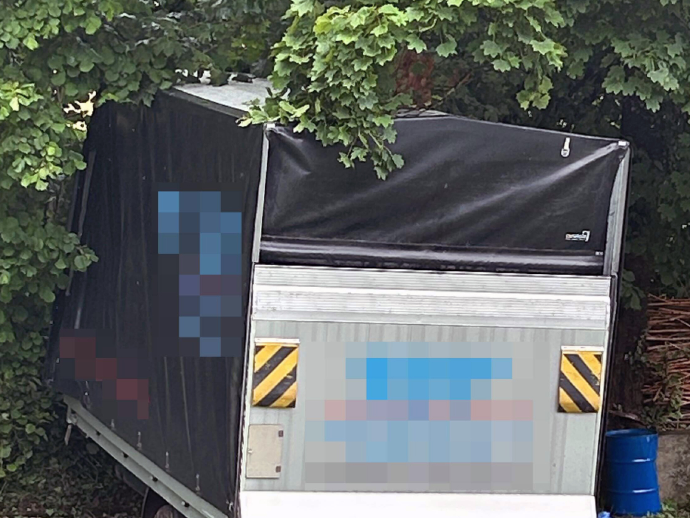 Lieferwagenfahrer wird in Brugg AG eingeklemmt und stirbt - SWI swissinfo.ch