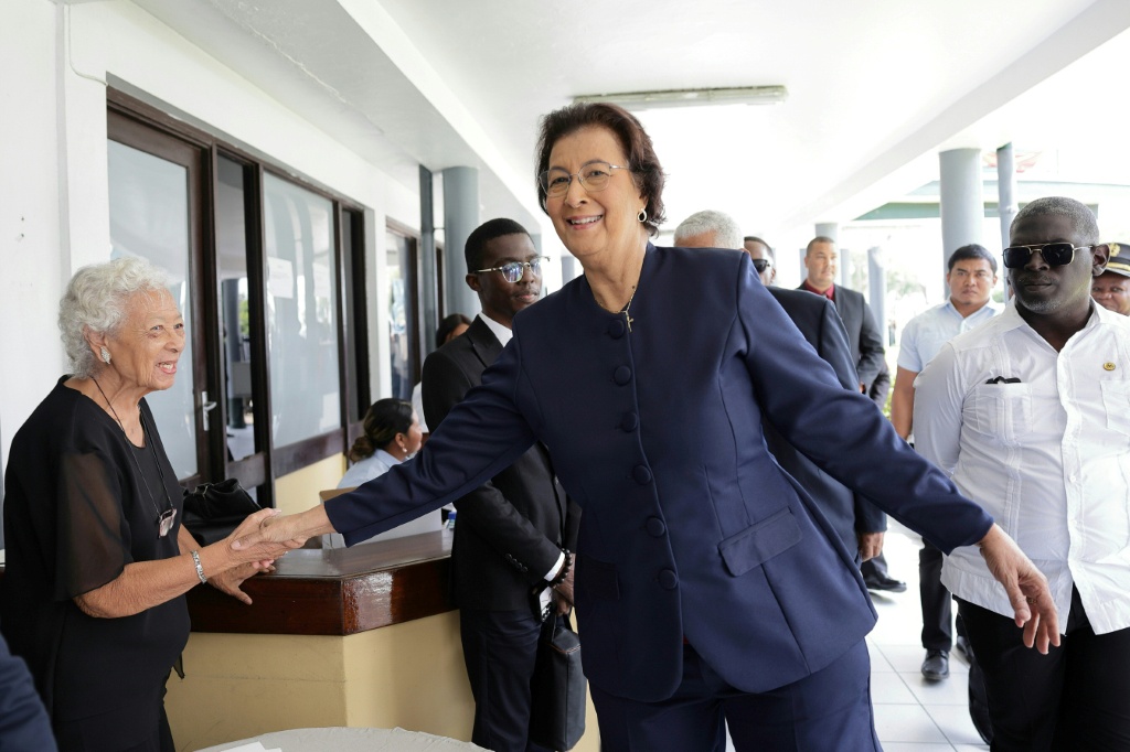 Jennifer Geerlings-Simons asume como presidenta de Surinam - SWI ...