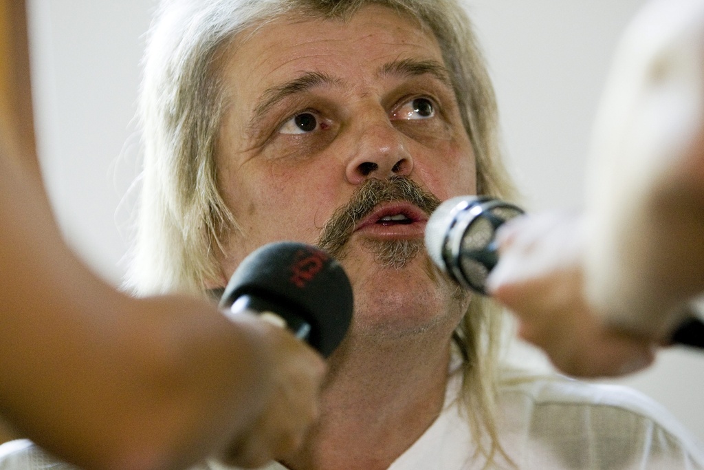 Hausarrest statt Knast für Hanfproduzent Rappaz - SWI swissinfo.ch