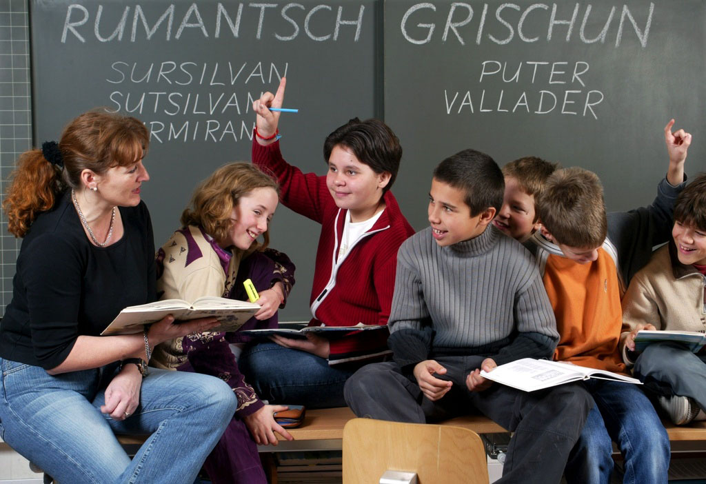 Romansh speakers rebel against standard language - SWI swissinfo.ch