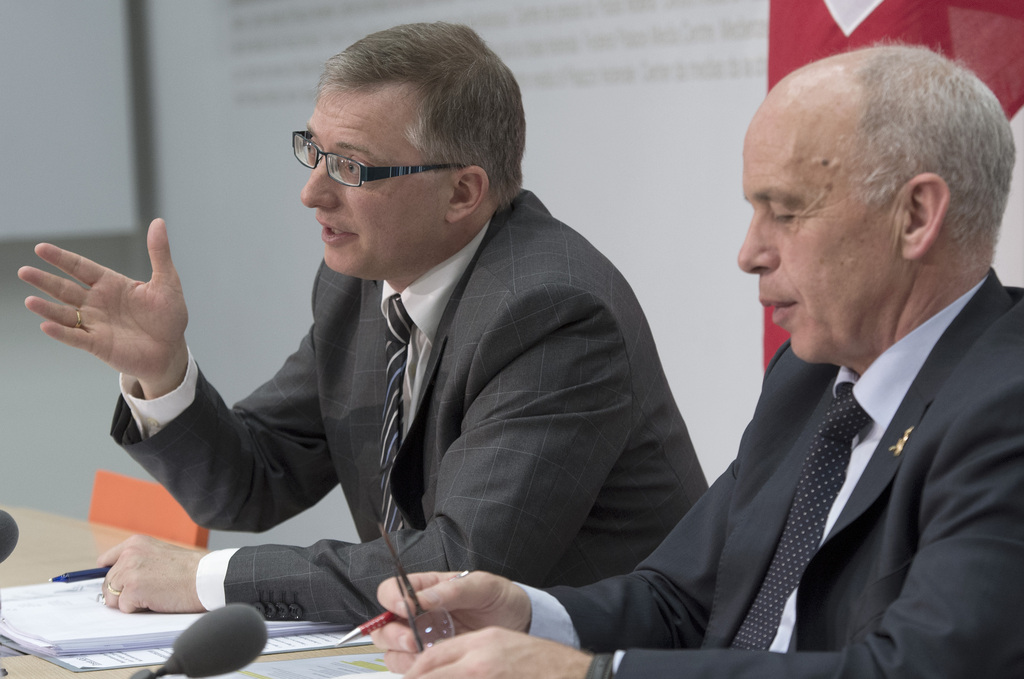 Cabinet seeks to boost wiretaps - SWI swissinfo.ch