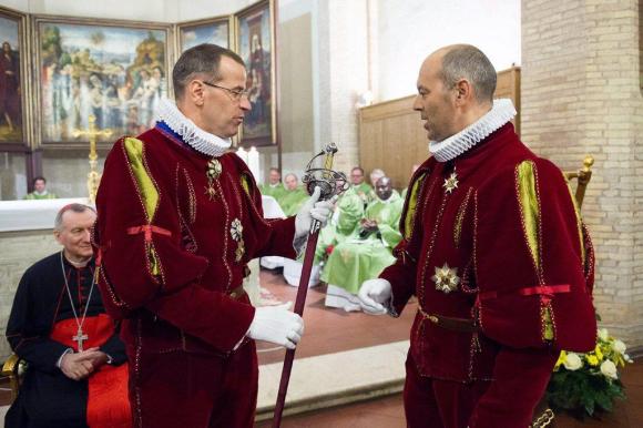 Swiss Guards renew their heavy headgear - SWI swissinfo.ch