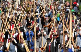 Les cors des Alpes envahissent pacifiquement Milan - SWI swissinfo.ch