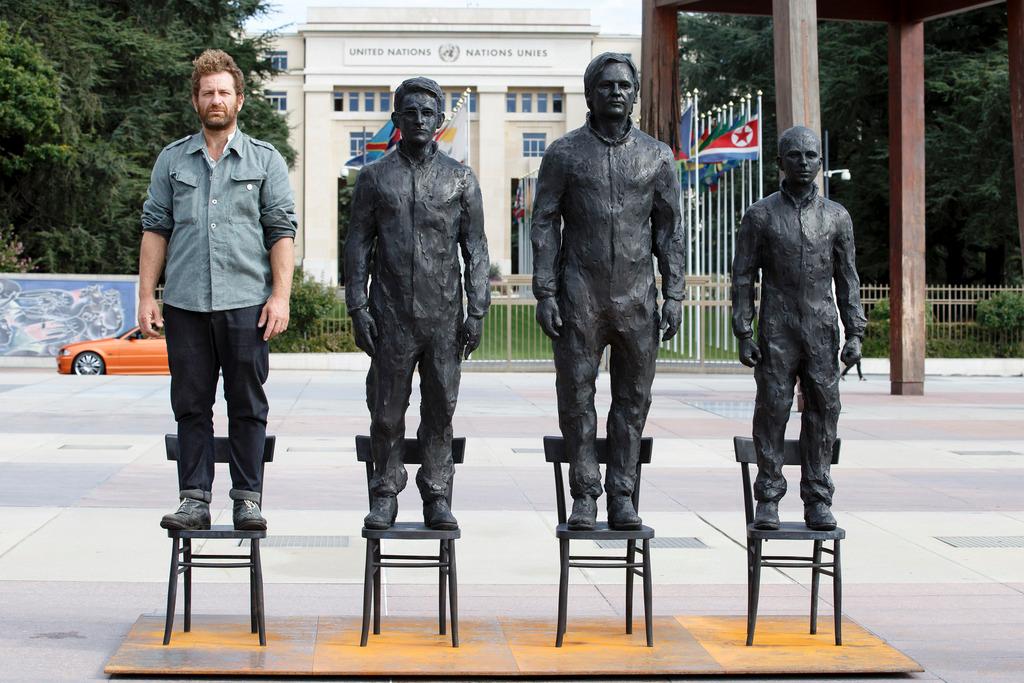 Edward Snowden spotted in Geneva – in sculpture form - SWI swissinfo.ch