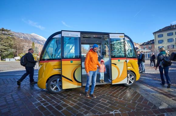 Driverless buses hit the streets of Sion - SWI swissinfo.ch