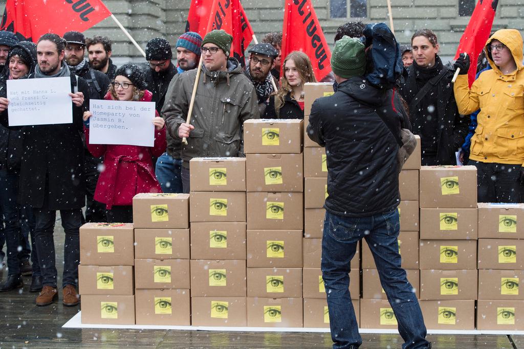 Swiss alliance seeks less intrusive intelligence service - SWI swissinfo.ch