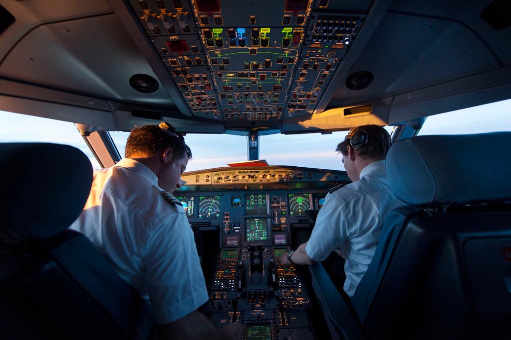 Swiss pilots object to ‘two in the cockpit’ rule - SWI swissinfo.ch