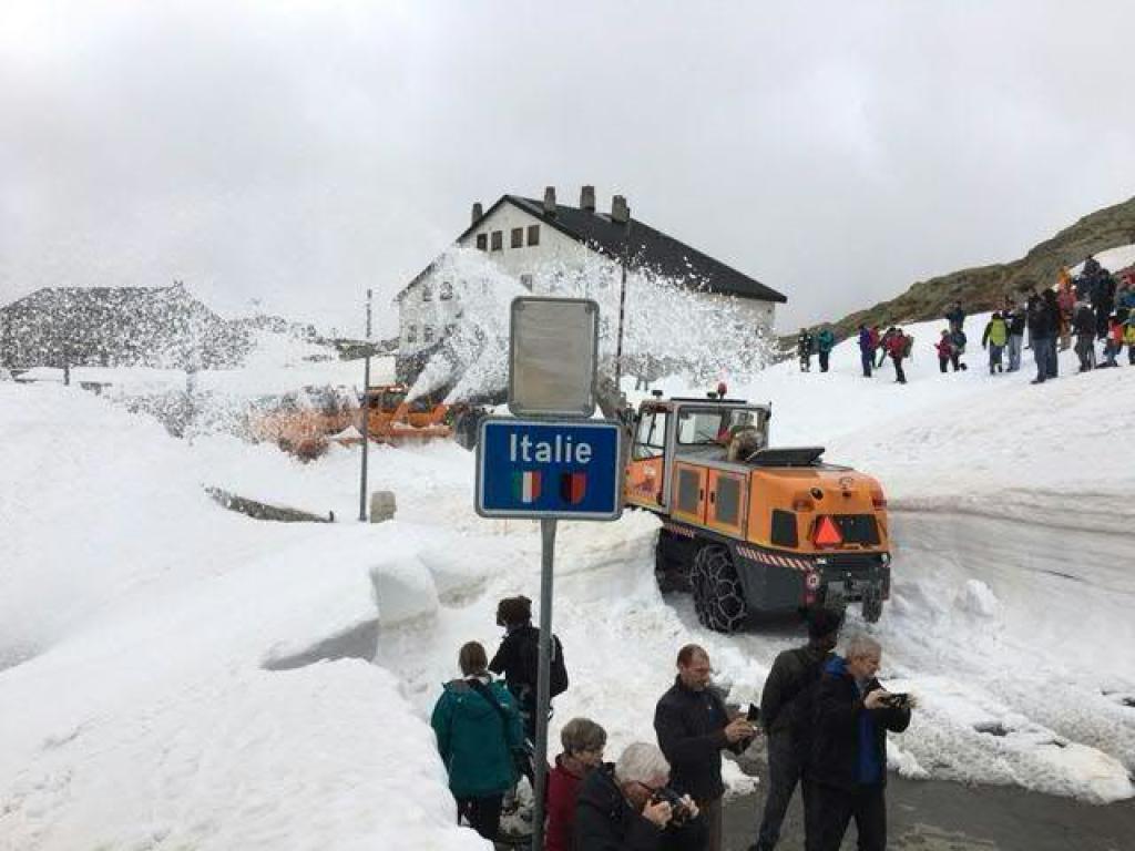 Ouverture du col du Grand-St-Bernard - SWI swissinfo.ch