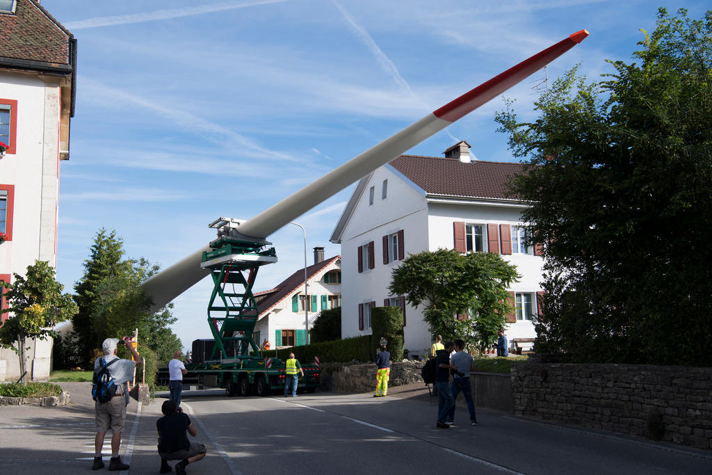 Wind farm gets new turbines - SWI swissinfo.ch