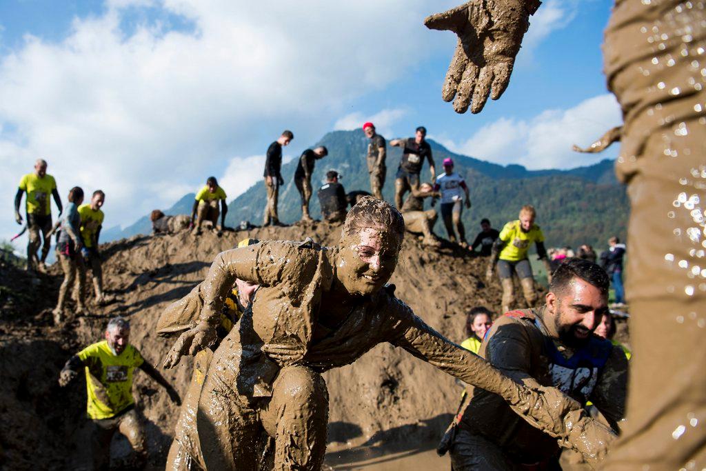 5,000 Swiss run and crawl through first ‘Mud Day’ - SWI swissinfo.ch