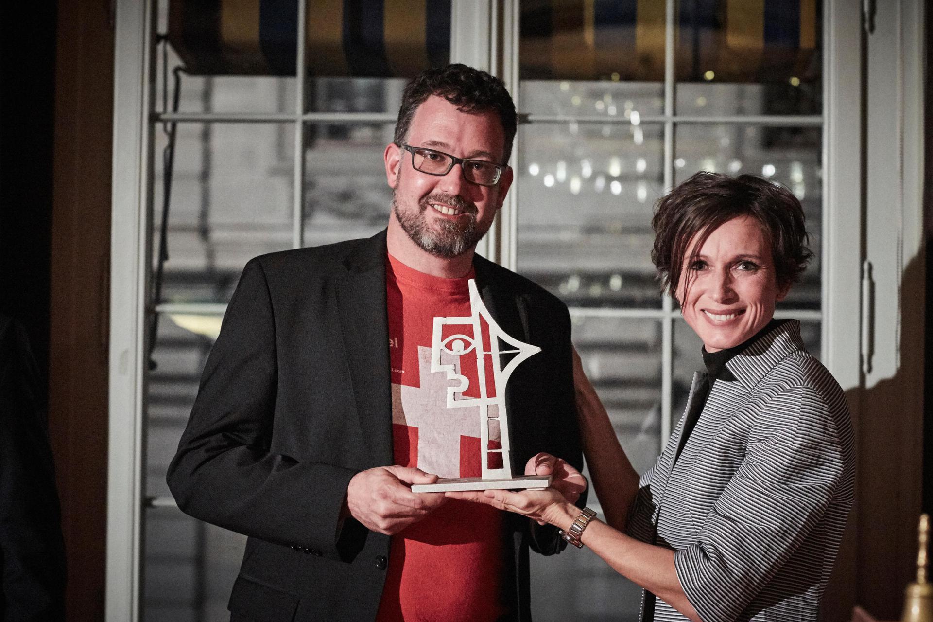 Volunteer refugee aid worker honoured - SWI swissinfo.ch