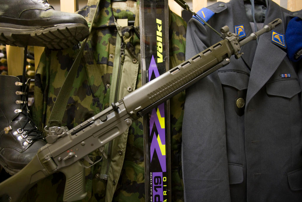 Swiss soldiers ‘misplaced’ 69 guns in one year - SWI swissinfo.ch