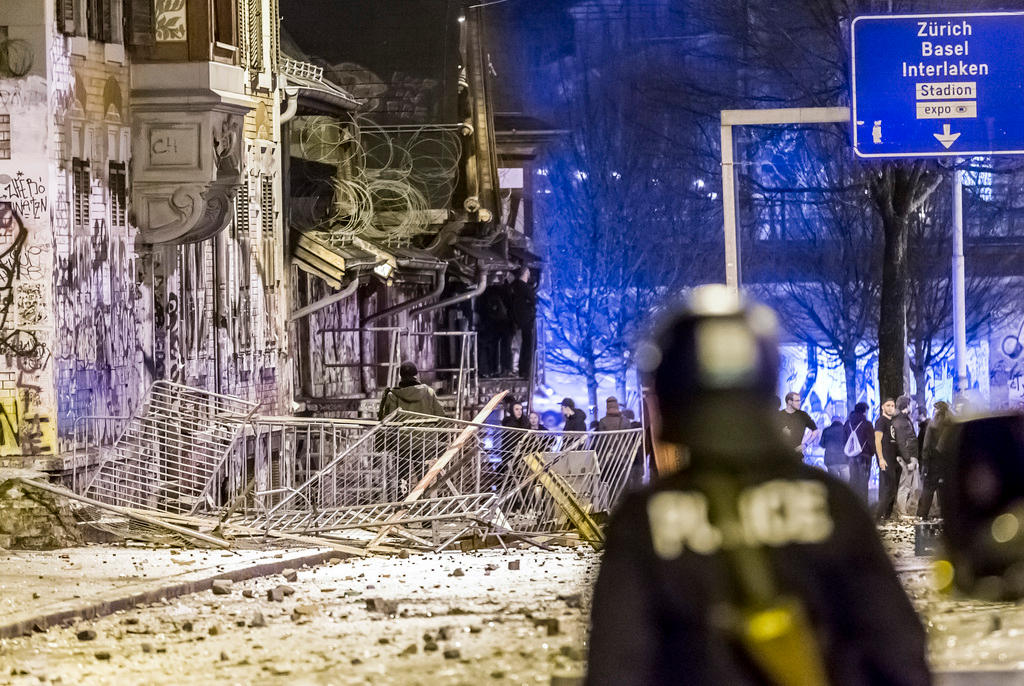Protests over squatters’ rights lead to injuries, damage - SWI swissinfo.ch
