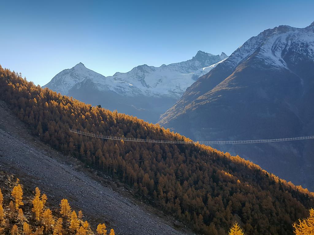 Le plus long pont suspendu du monde ouvert à Randa (VS) - SWI swissinfo.ch