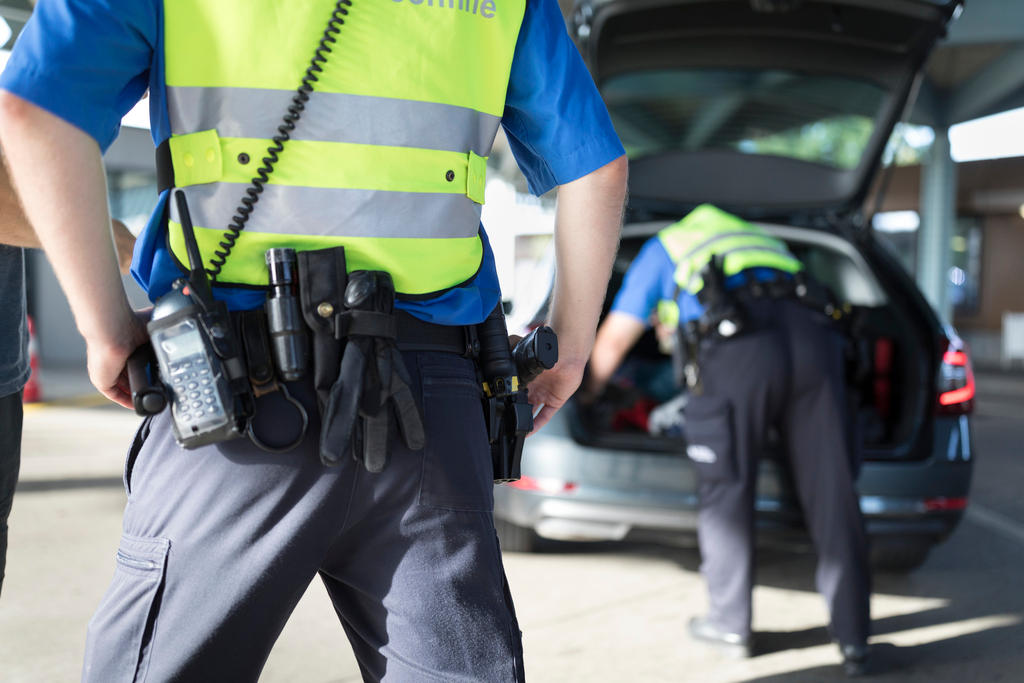 Switzerland scraps plan to increase border guards - SWI swissinfo.ch