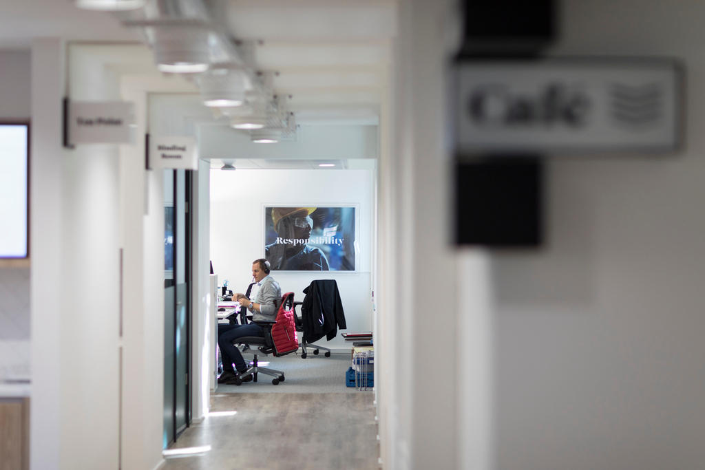 Women and foreigners increasing in the Swiss workforce - SWI swissinfo.ch