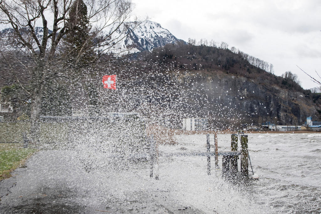 Risk of flooding and avalanches after storm - SWI swissinfo.ch