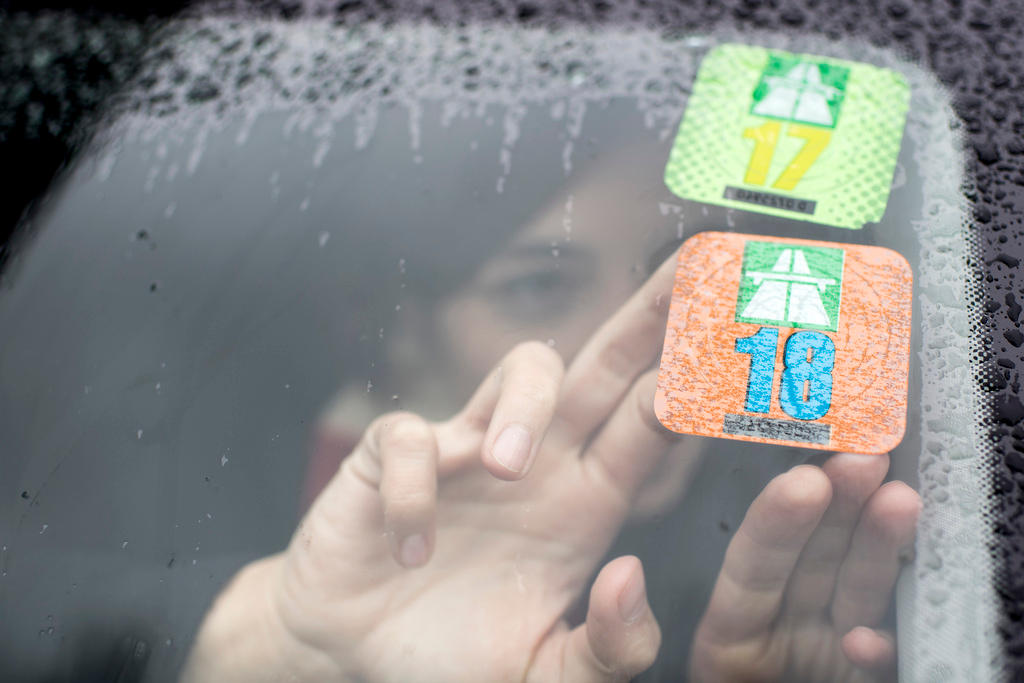 Motorway stickers set to bring in CHF350 million - SWI swissinfo.ch