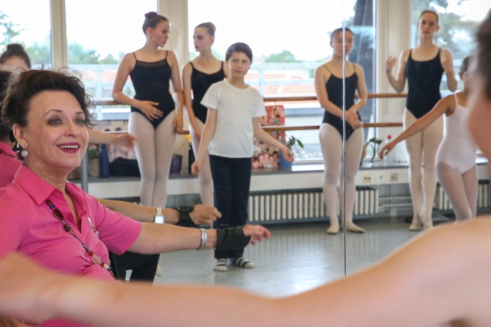 Ballet teacher gives lessons in dance and fortitude - SWI swissinfo.ch