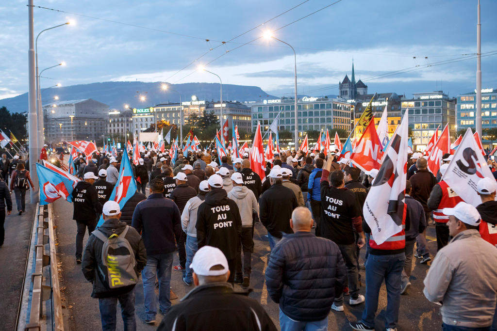 Striking construction workers march through Geneva - SWI swissinfo.ch