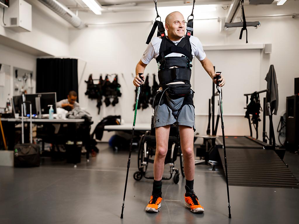 Elektrostimulation und Training lassen Gelähmte wieder gehen - SWI ...