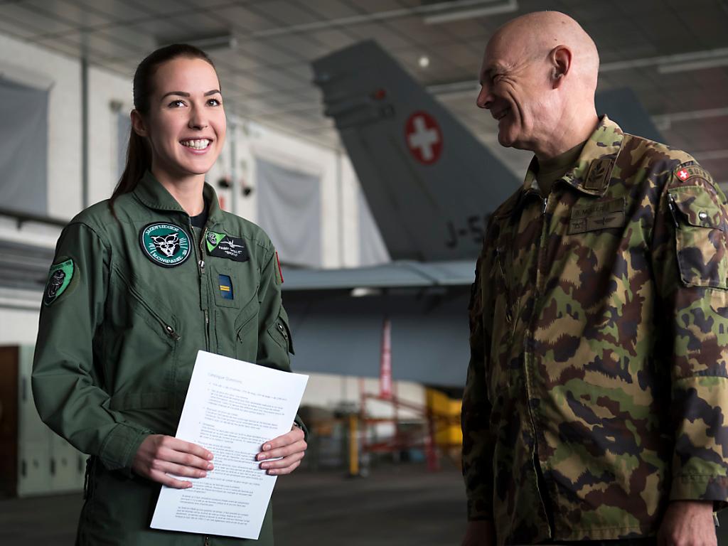 La Vaudoise Fanny Chollet première femme aux commandes d'un FA-18 - SWI ...