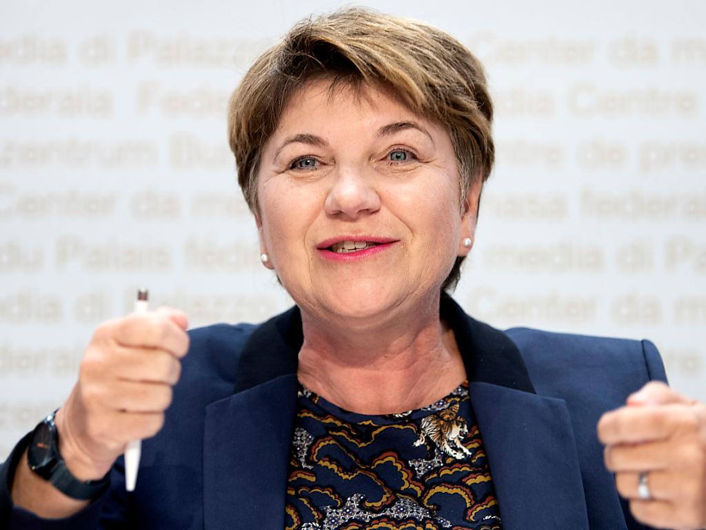 Ministra Viola Amherd vuole meno emissioni CO2 per la Difesa - SWI ...