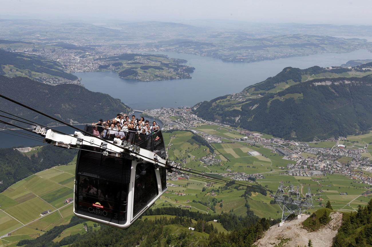 Stranded tourists heliported after cable car breakdown - SWI swissinfo.ch