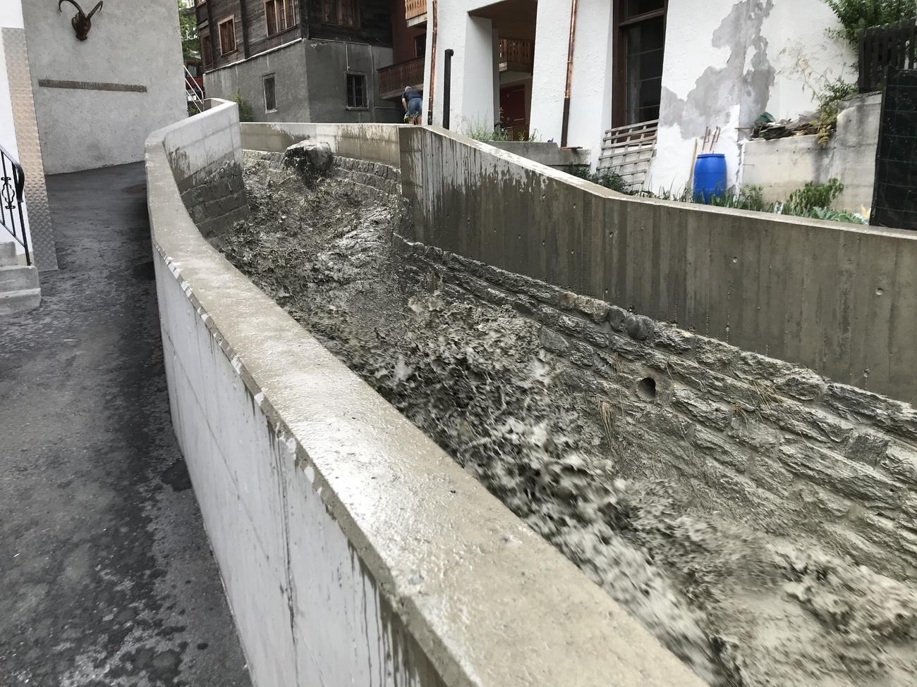 Stream bursts banks and floods Zermatt - SWI swissinfo.ch