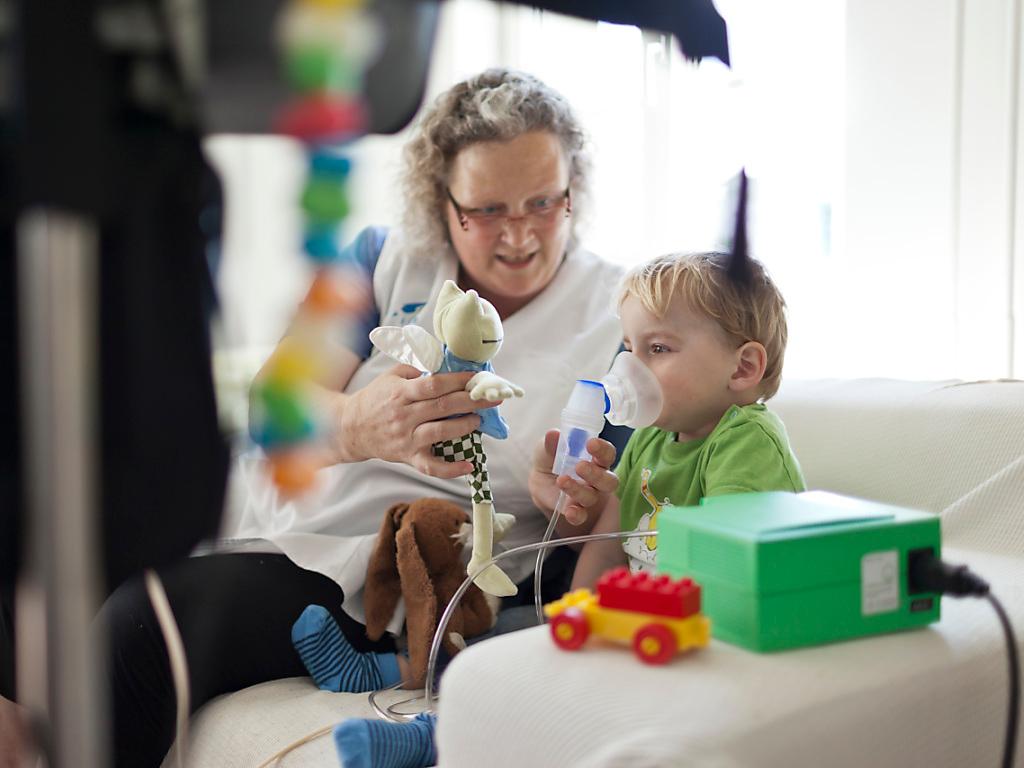 Les parents auront 14 semaines pour s'occuper d'enfants malades - SWI ...