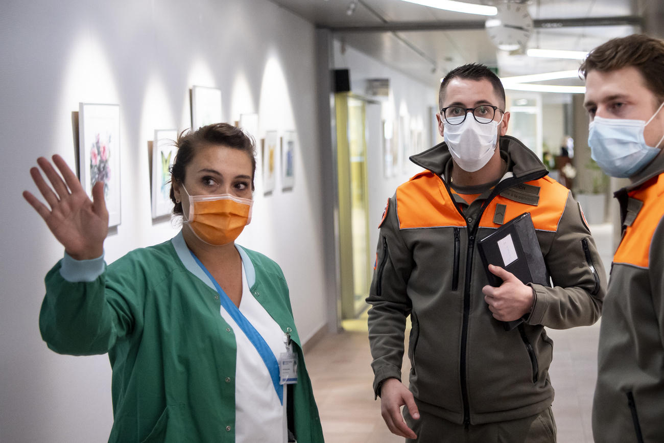 Swiss army recruited to ensure supply of medical masks - SWI swissinfo.ch