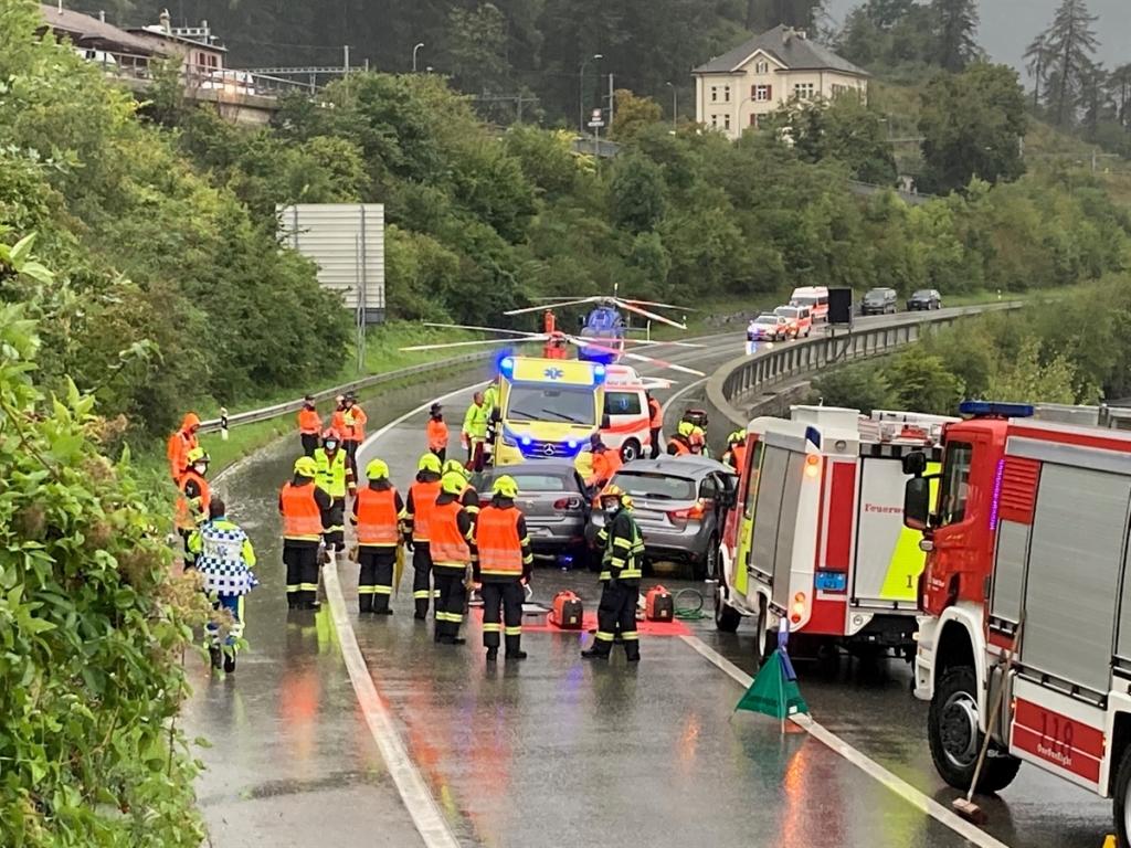Neun Menschen bei Unfall auf A13 bei Domat/Ems GR verletzt - SWI swissinfo.ch