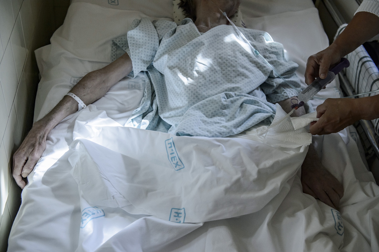 Swiss abroad retain assisted suicide option - SWI swissinfo.ch