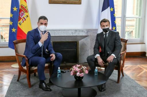 Macron y Sánchez firman convenio Macron y Sánchez firman convenio